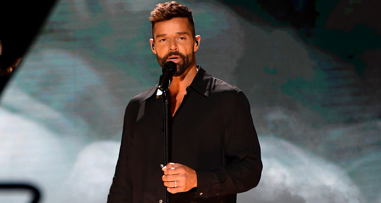 Ricky Martin Gives ‘Tiburones’ Performance at Univision’s Premio Lo ...