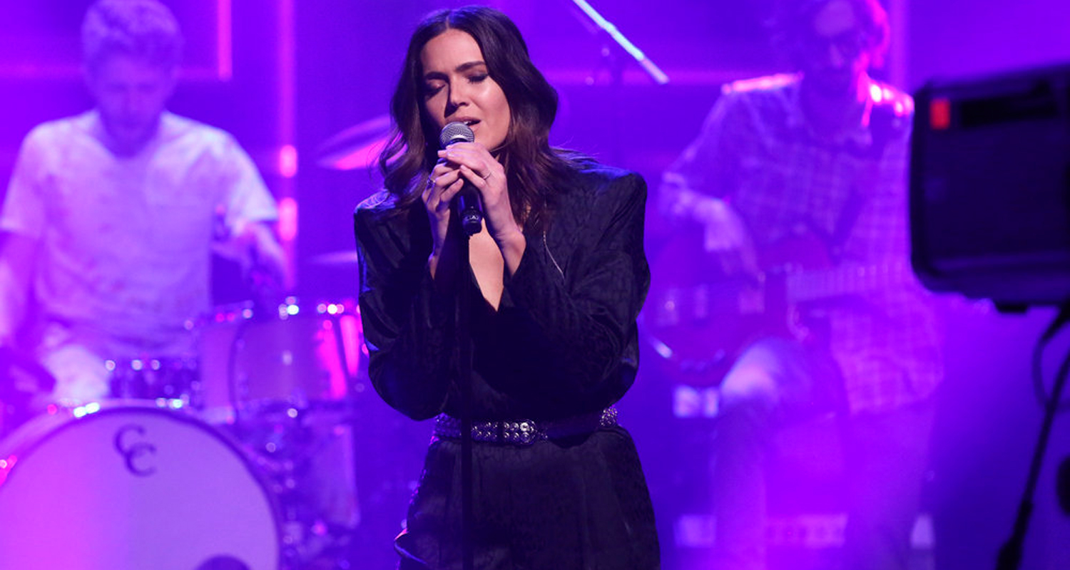 Mandy Moore Performs ‘When I Wasn’t Watching’ When No One Is Literally ...