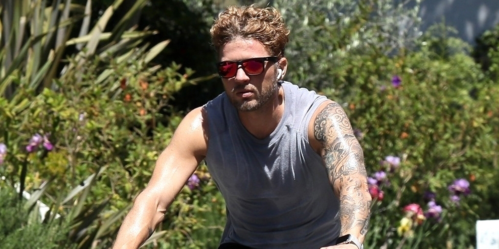 Ryan Phillippe Shows Off His Buff Bod on a Bike Ride in LA | Ryan ...
