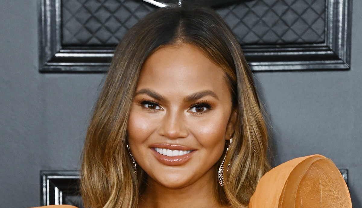 Chrissy Teigen Posts Public Message to Her ‘Rich’ Friends Asking for a ...