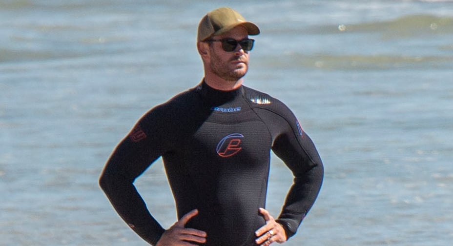 Chris Hemsworth Wears Skintight Wetsuit to Go Scuba Diving With His Dad ...