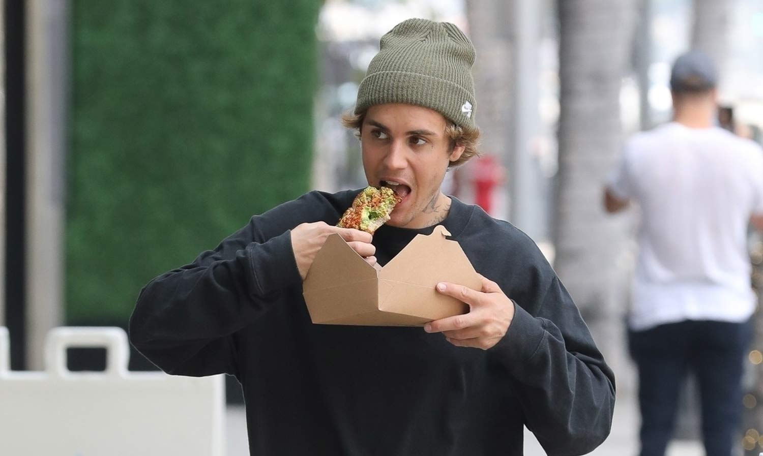 Justin Bieber Eats His Lunch While Walking Around L.A. | Hailey Baldwin ...