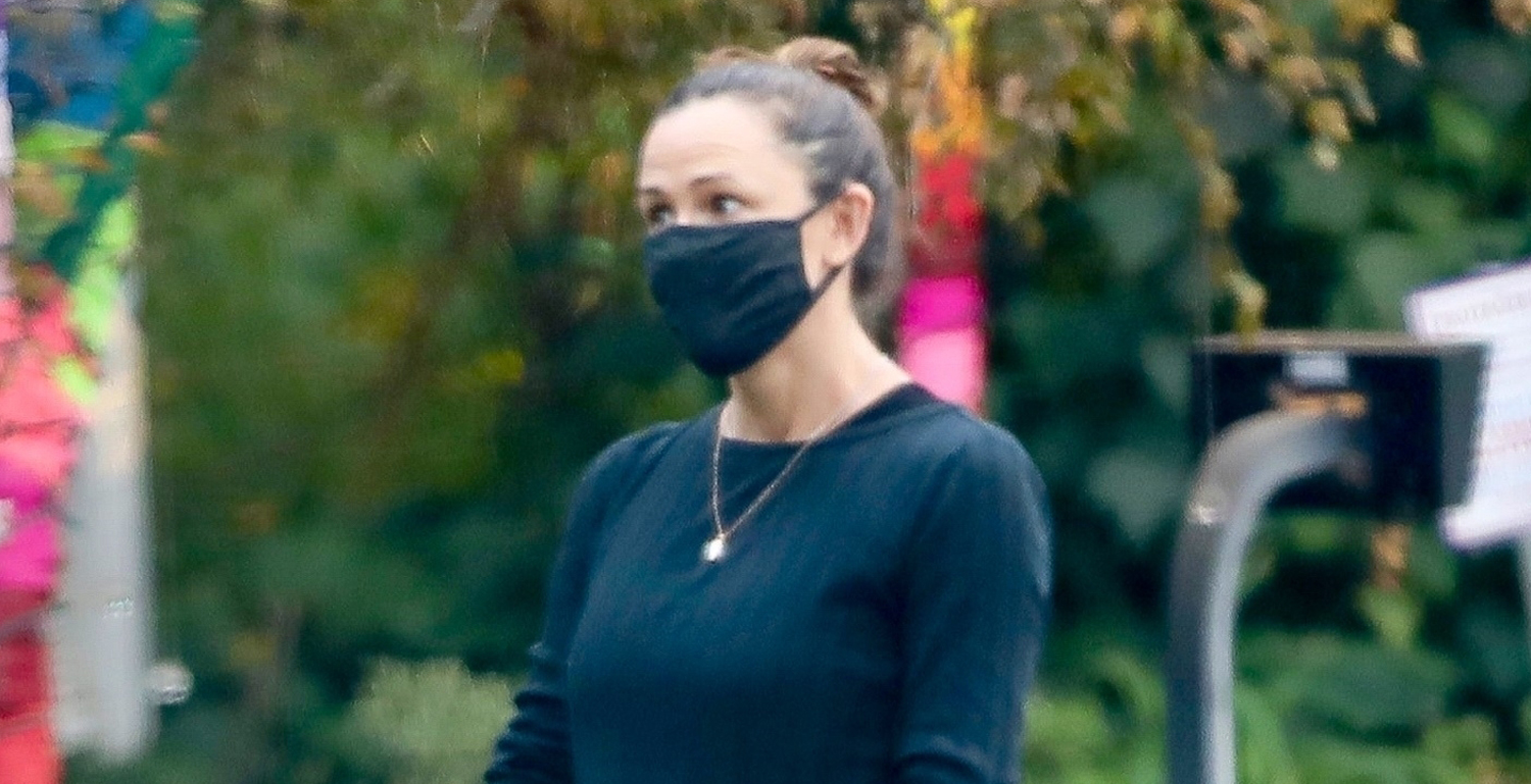 Jennifer Garner Masks Up While Chatting with One of Her Friends ...
