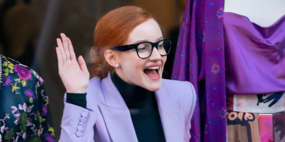 Julia Garner Rocks Bright Red Hair For ‘Inventing Anna’ Scenes in NYC ...