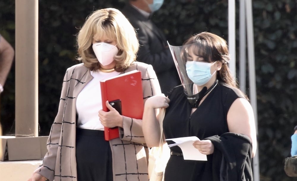 Beanie Feldstein Seen In Costume as Monica Lewinsky on ‘Impeachment ...