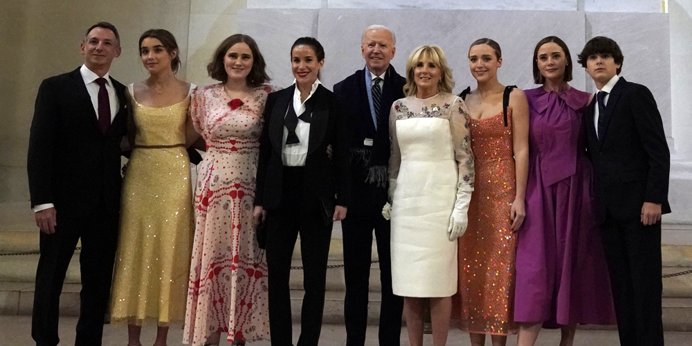 President Joe Biden & First Lady Jill Biden Pose For Family Photo With Children & Grandchildren ...