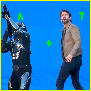 Ryan Reynolds Films an ‘Adam Project’ Fight Scene Against a Blue Screen ...