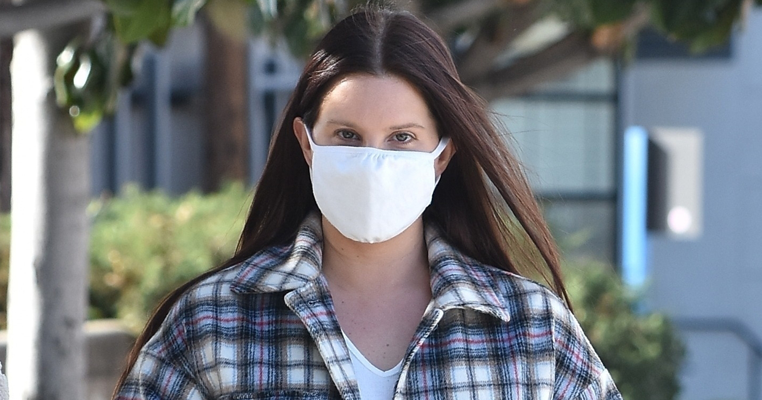 Lana Del Rey Meets Up with a Friend for Coffee in Studio City | Lana ...