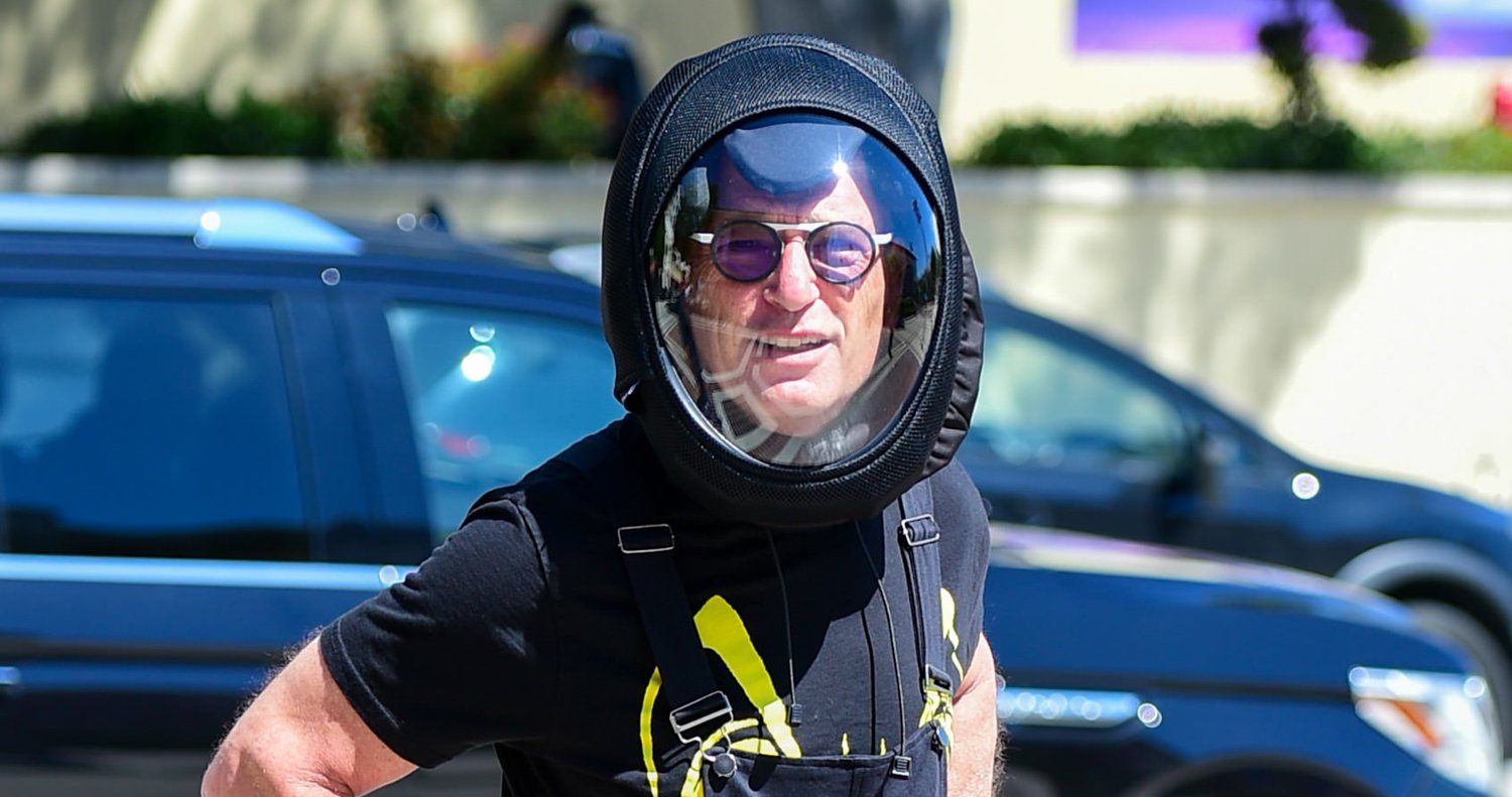 Howie Mandel Protects Himself from COVID-19 in Astronaut Helmet While ...