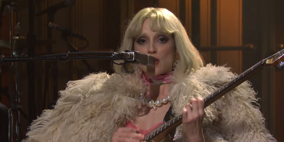 St. Vincent Performs ‘Pay Your Way In Pain’ & ‘The Melting of the Sun ...