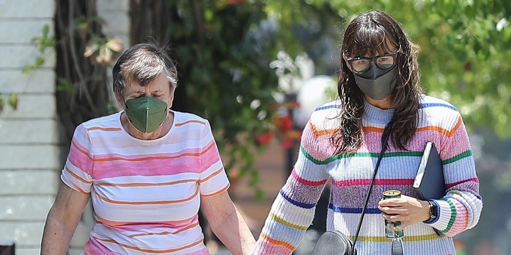 Jennifer Garner Enjoys a Day of Pampering With Mom Patricia | Jennifer ...