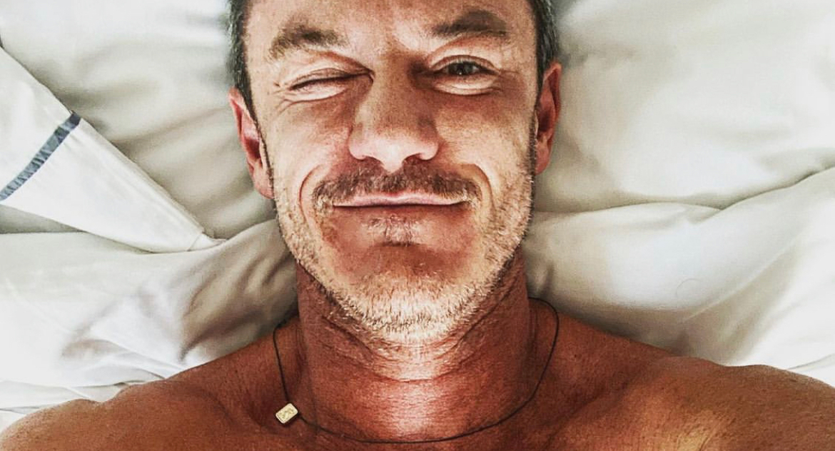 Luke Evans Kicks Off the Weekend By Sharing Sexy Selfies from Bed! | Luke Evans, Shirtless ...