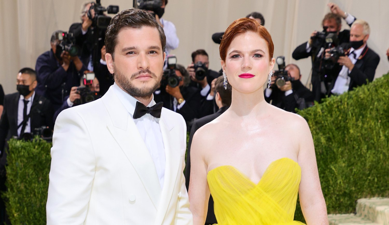 Kit Harington & Rose Leslie Make Their Met Gala Red Carpet Debut ...