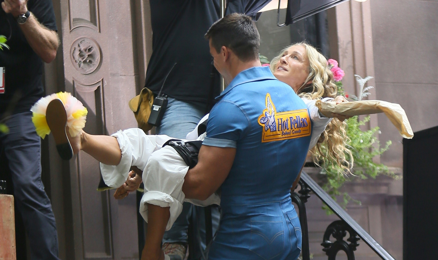 Sarah Jessica Parker Gets Carried Away by Hunky Man on ‘And Just Like ...