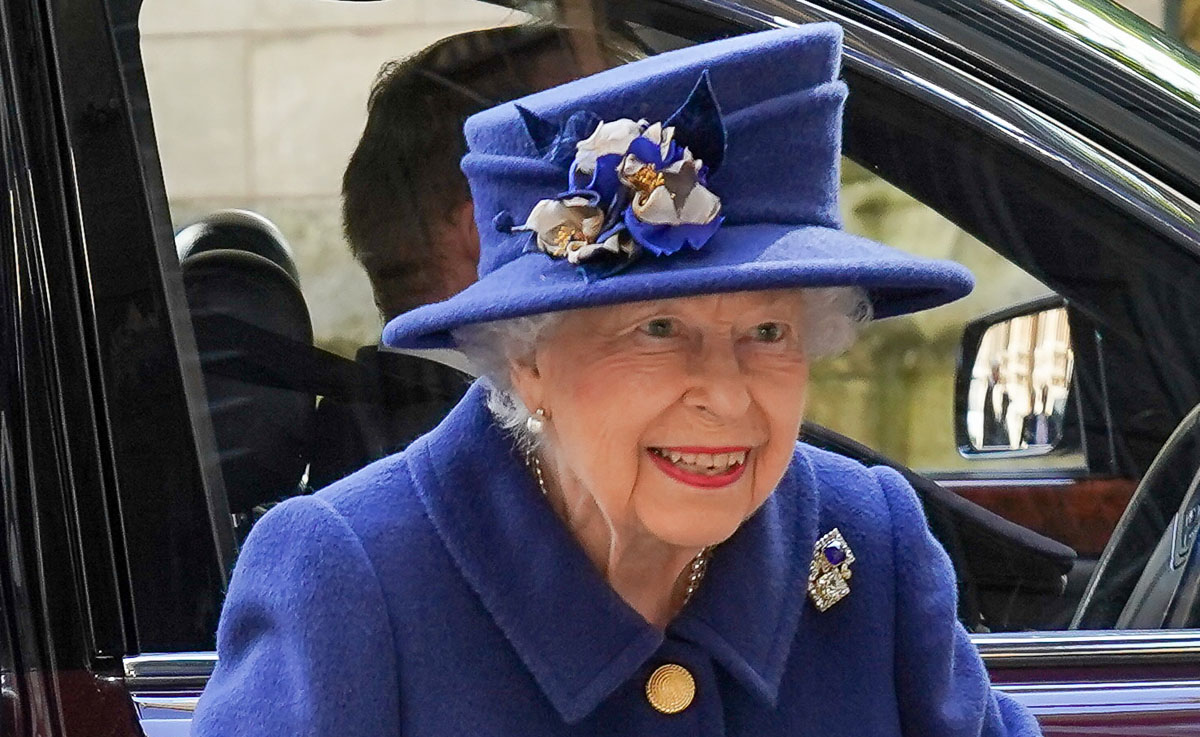 Queen Elizabeth Uses a Cane in Public for First Time in Years | Queen ...