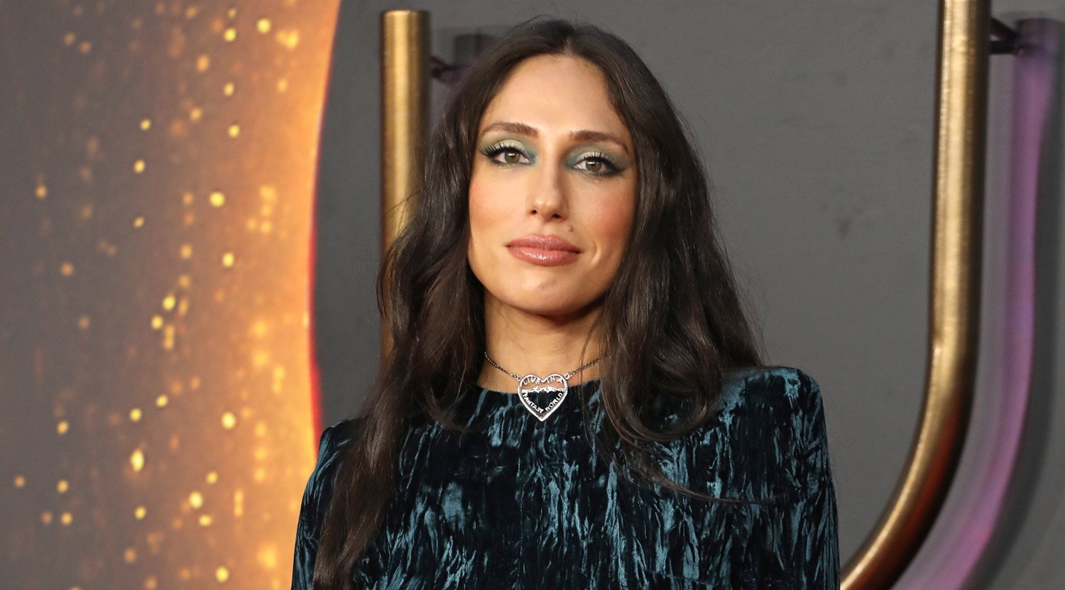 YouTube Star Tefi Pessoa Goes Viral After Wearing Her Dress Incorrectly ...