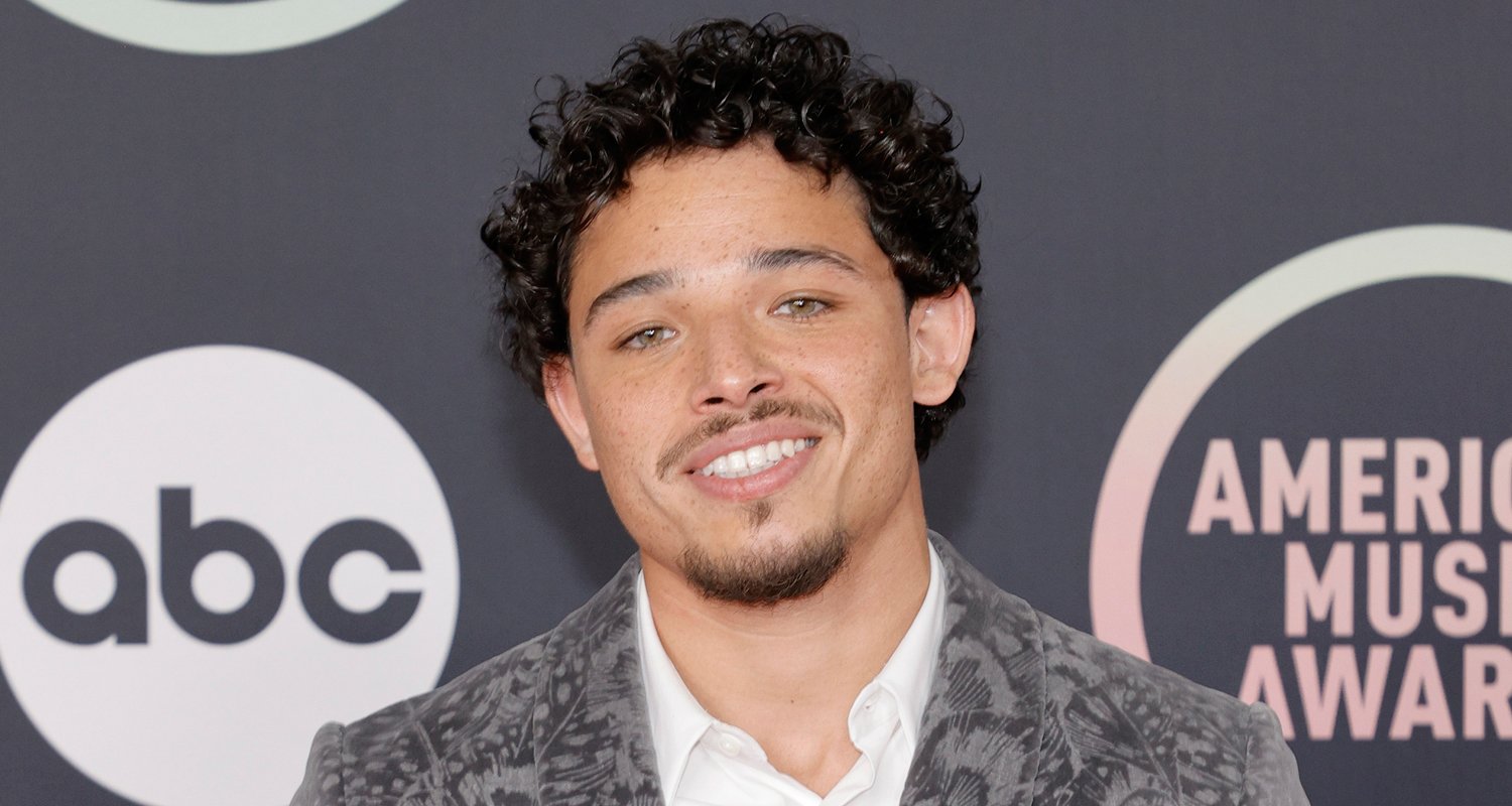 Anthony Ramos Looks Cool in a Gray Suit While Arriving at AMAs 2021 ...