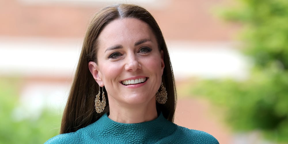Kate Middleton Presents The Queen Elizabeth II Award In A Stunning Teal ...