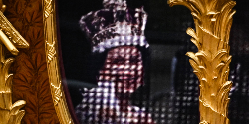 Queen Elizabeth Appears as a Hologram During Platinum Jubilee Pageant ...