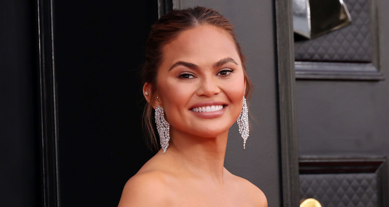 Chrissy Teigen Shares New Photo of Growing Baby Bump | Chrissy Teigen ...