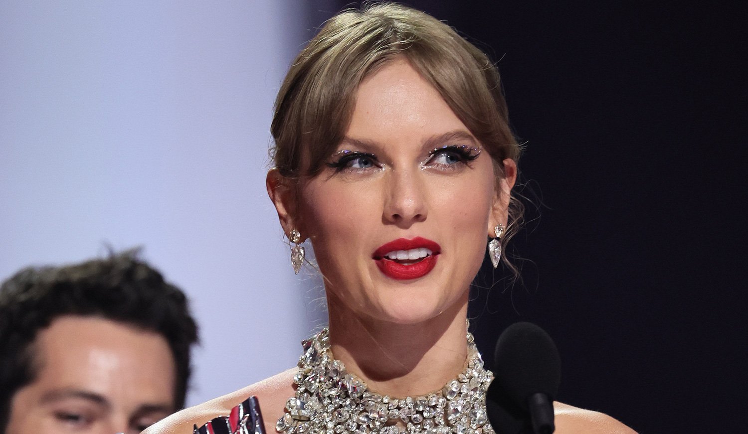 Taylor Swift Wins Video of the Year at VMAs 2022, Announces Release ...