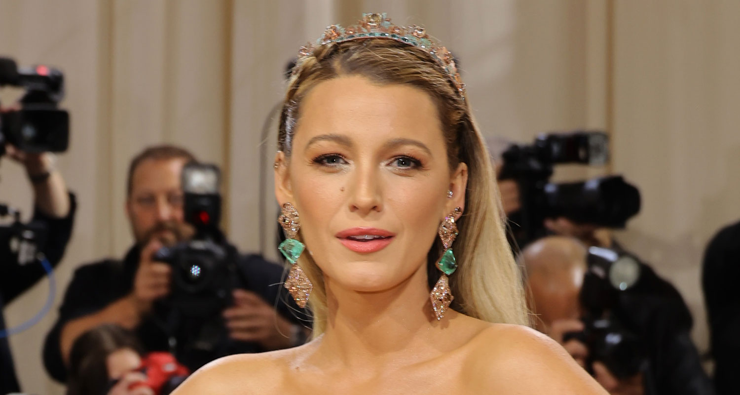Blake Lively Shares Photos of Herself Pregnant So Paparazzi Will Leave ...