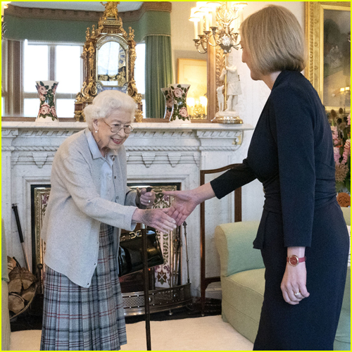 Here’s Why Queen Elizabeth Had Her Handbag by Her Side Until Her Final ...