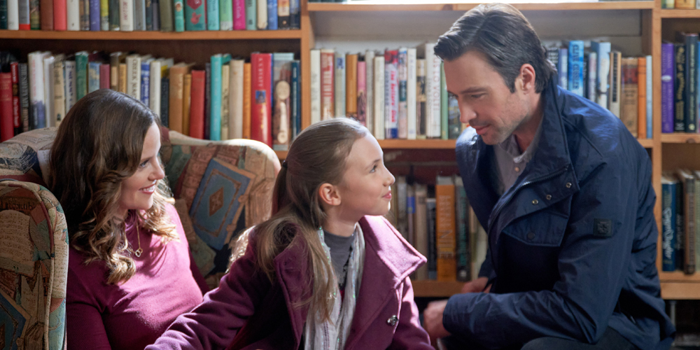 Sarah Ramos Makes Her Hallmark Debut in ‘A Kismet Christmas’ With Carlo ...