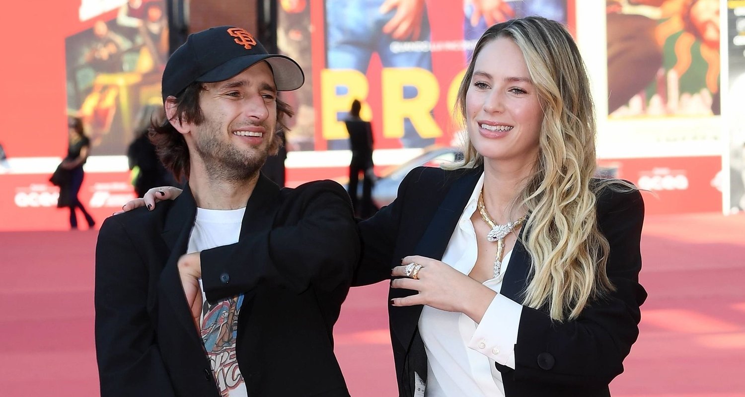 Hopper & Dylan Penn Share Fun Brother-Sister Moment at ‘Signs Of Love ...
