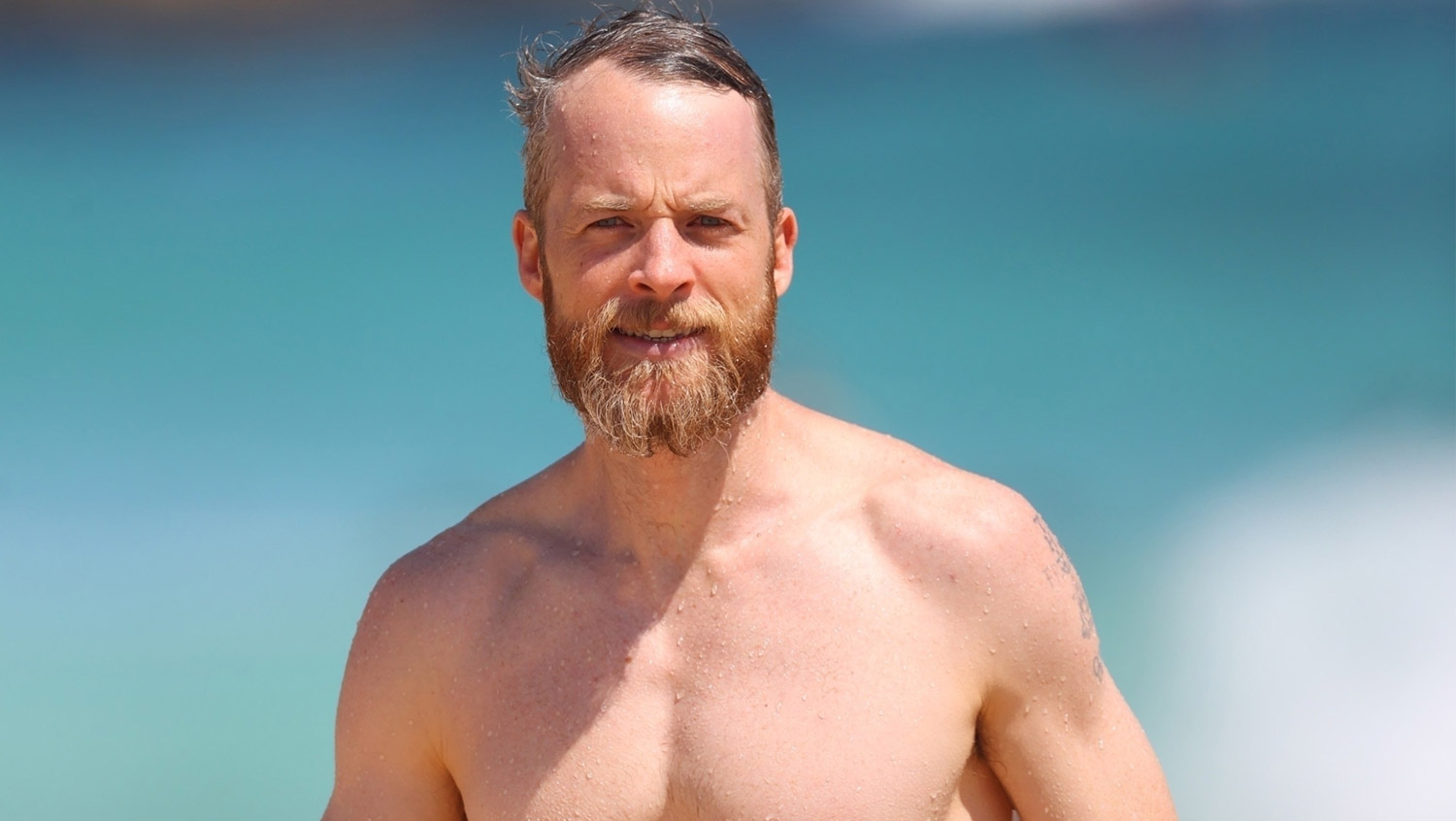 Comedian Hamish Blake Goes Shirtless, Looks Fit During Beach Day in ...