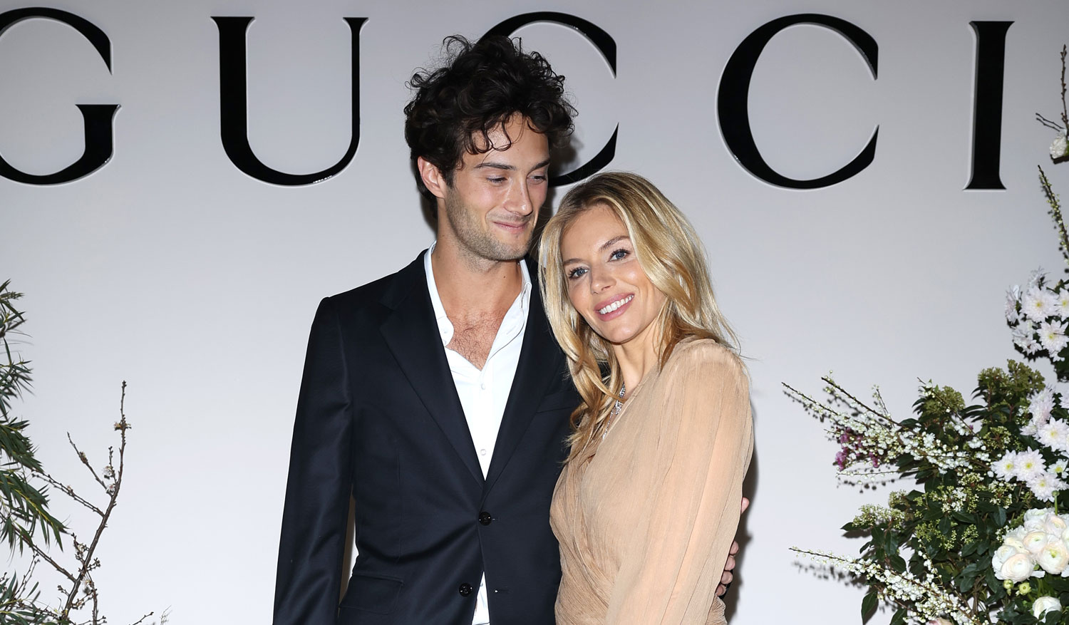 Sienna Miller & Boyfriend Oli Green Are Still Going Strong, Step Out ...