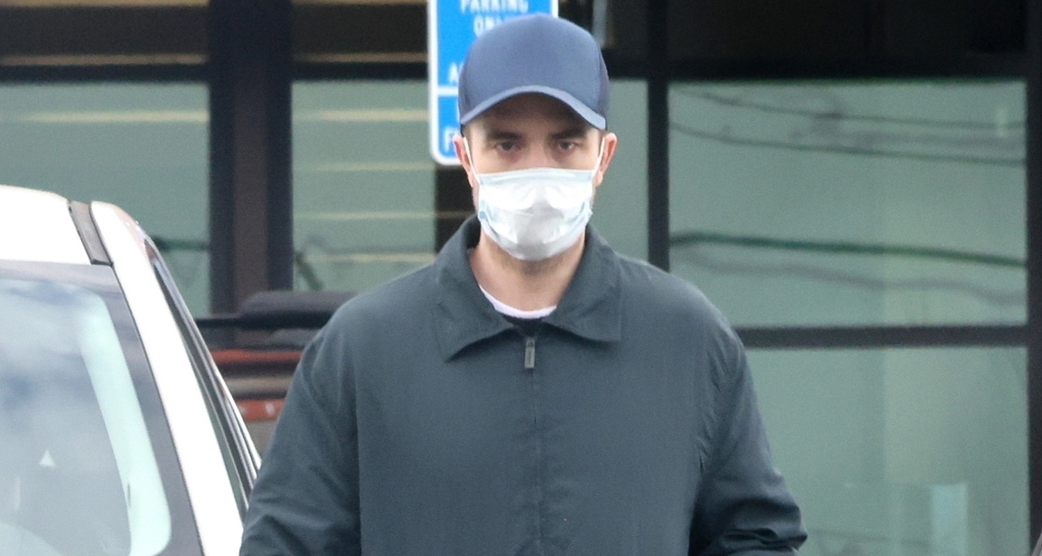 Robert Pattinson Stays Safe in Face Mask While Grocery Shopping in Los ...