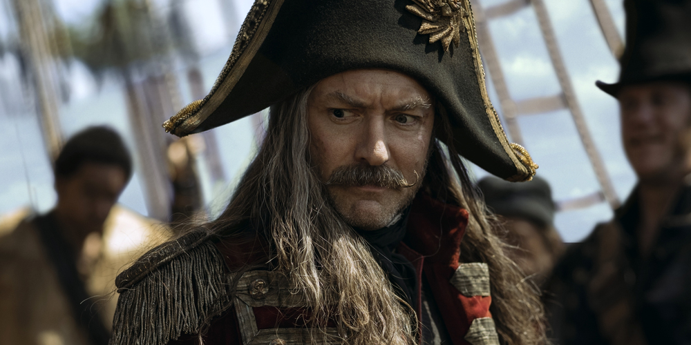 Jude Law Stayed in Character as Captain Hook For The Entire ‘Peter Pan ...