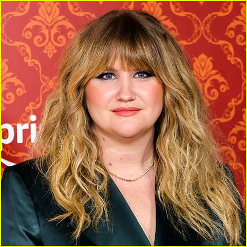 Sabrina Carpenter Drops Trailer for Netflix Christmas Special: 12 ...