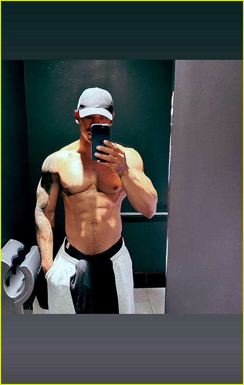 Aaron Pierre Bares Fit Body in Shirtless Thirst Trap, Rumored Girlfriend Teyana Taylor Seemingly ...