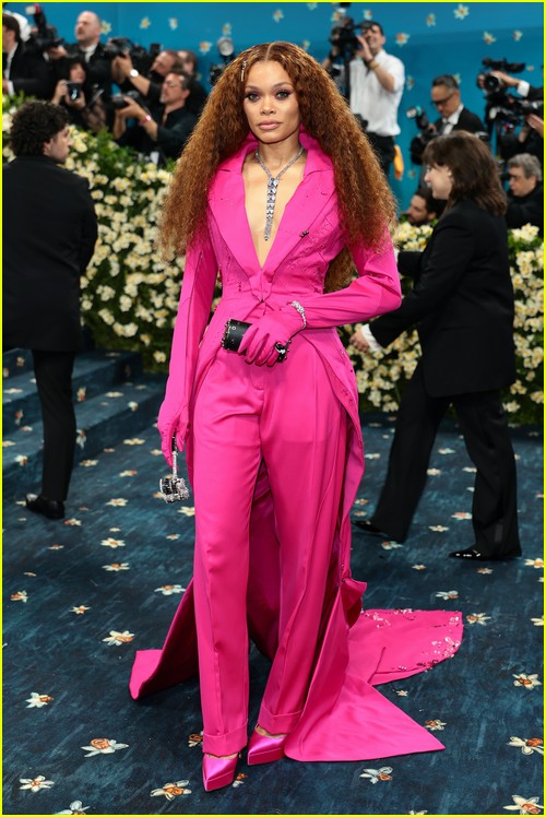 Every Celeb at Met Gala 2025 – See All Red Carpet Photos & Full Guest List (Updating Live All ...